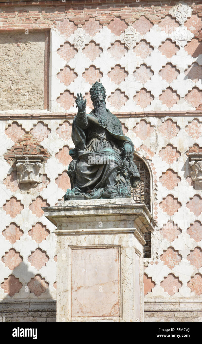 Bronze statue of Pope Julius III in Perugia Stock Photo - Alamy
