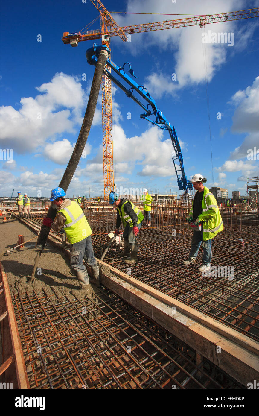 construction workers pouring concrete Stock Photo - Alamy