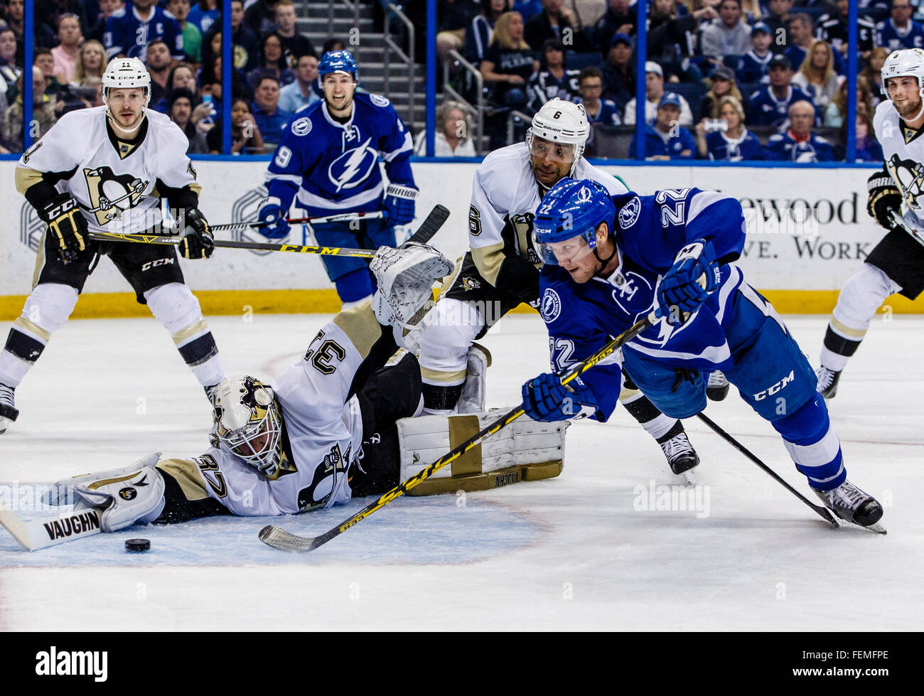 February 5, 2016: Tampa Bay Lightning right wing Erik Condra (22) can't ...