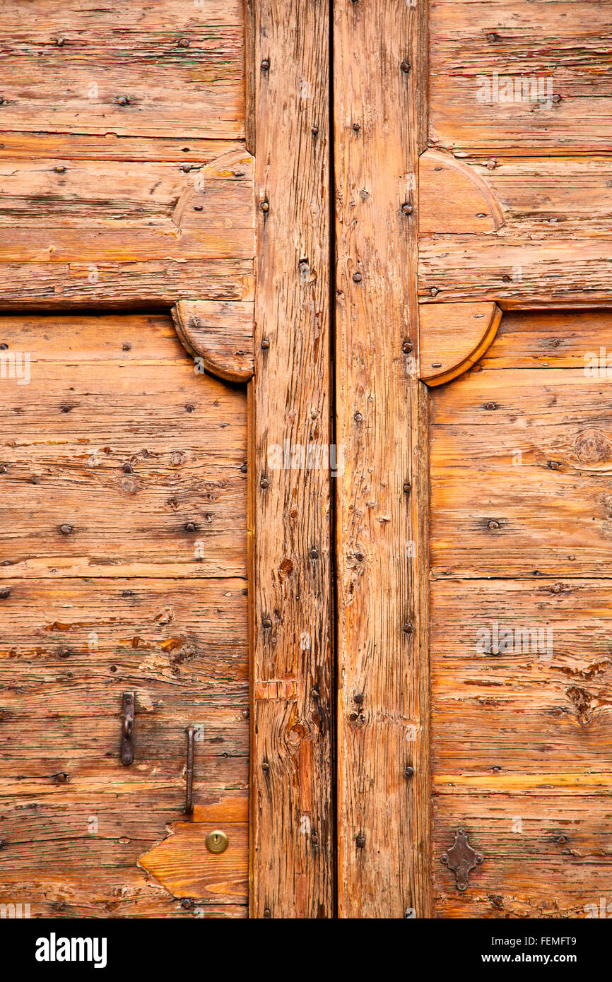 cavaria abstract rusty brass brown knocker in a door curch closed wood ...
