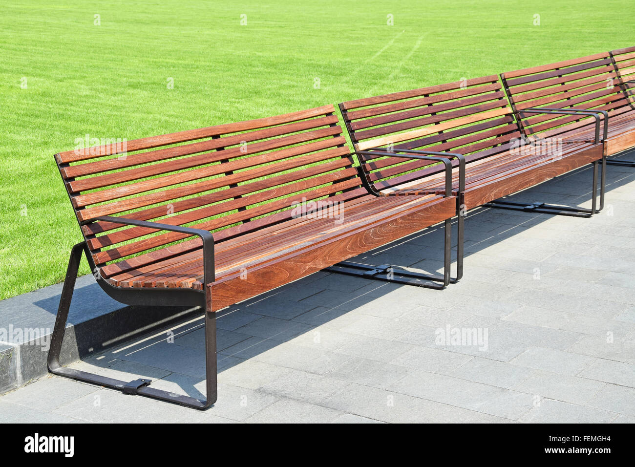 Bench side angle view hi-res stock photography and images - Alamy