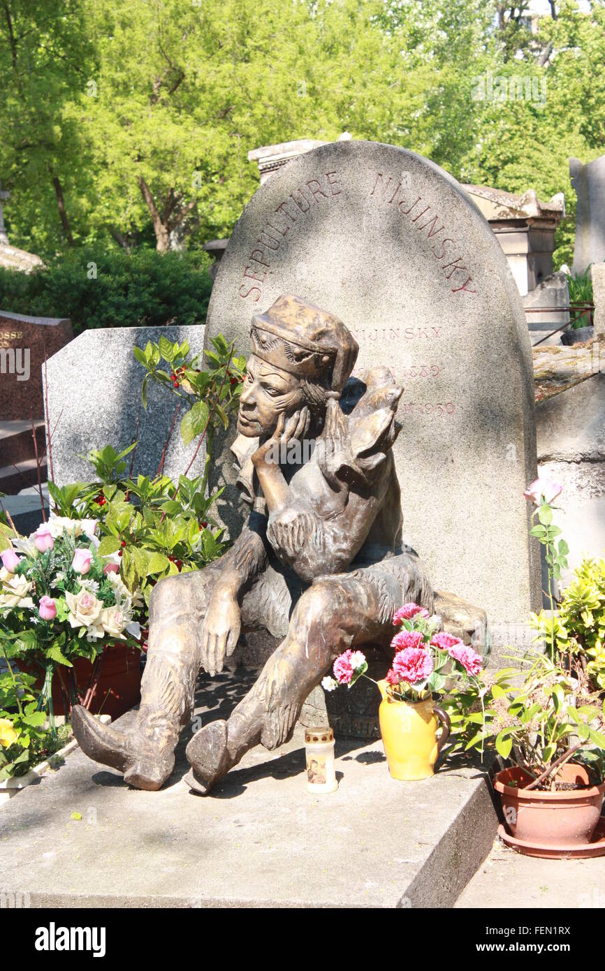 Statue on grave hi-res stock photography and images - Alamy