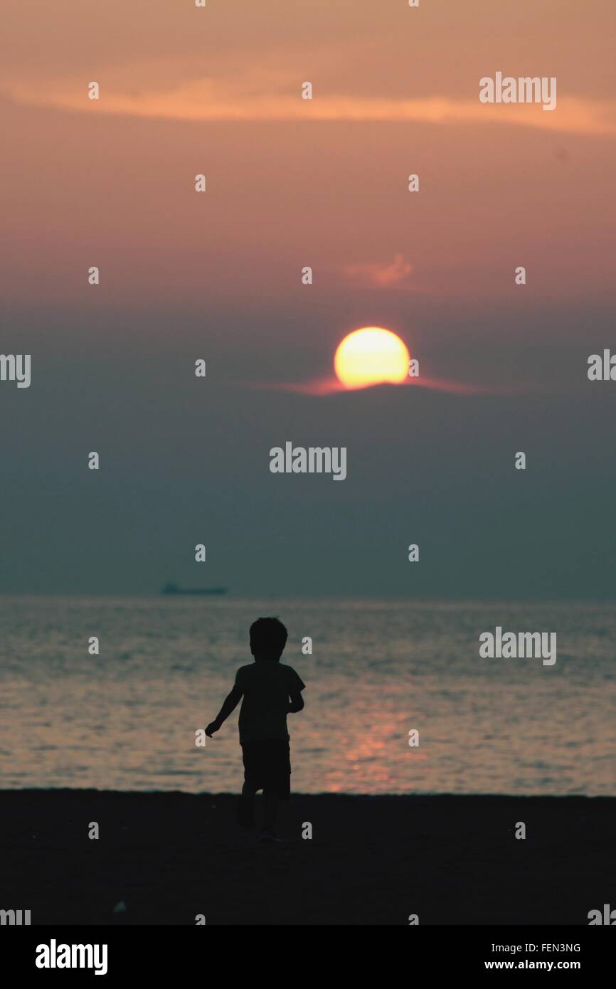 Boy with sunset hi-res stock photography and images - Alamy