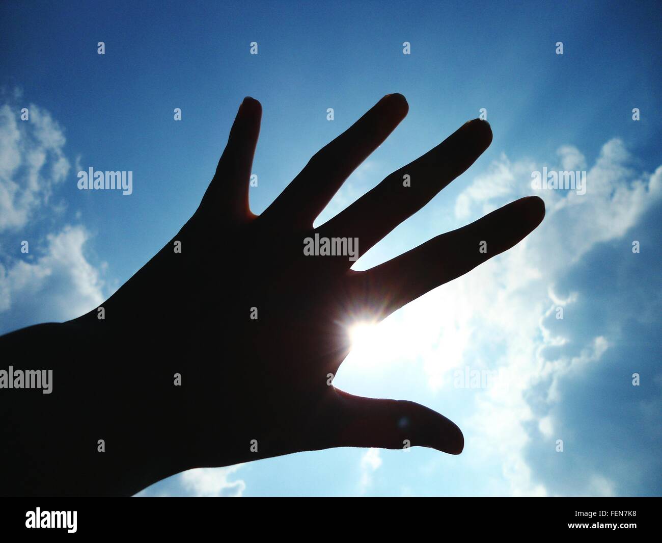 Human hand against sun hi-res stock photography and images - Alamy