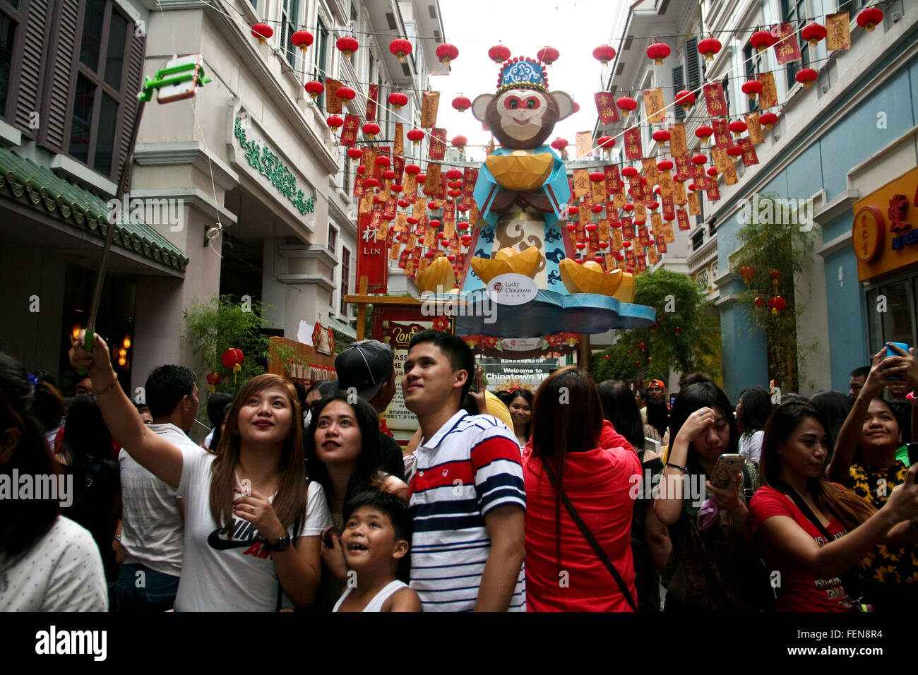 Philippines. 8th Feb, 2016. A family poses for a photo at the Lucky Chinatown mall in Binondo ...