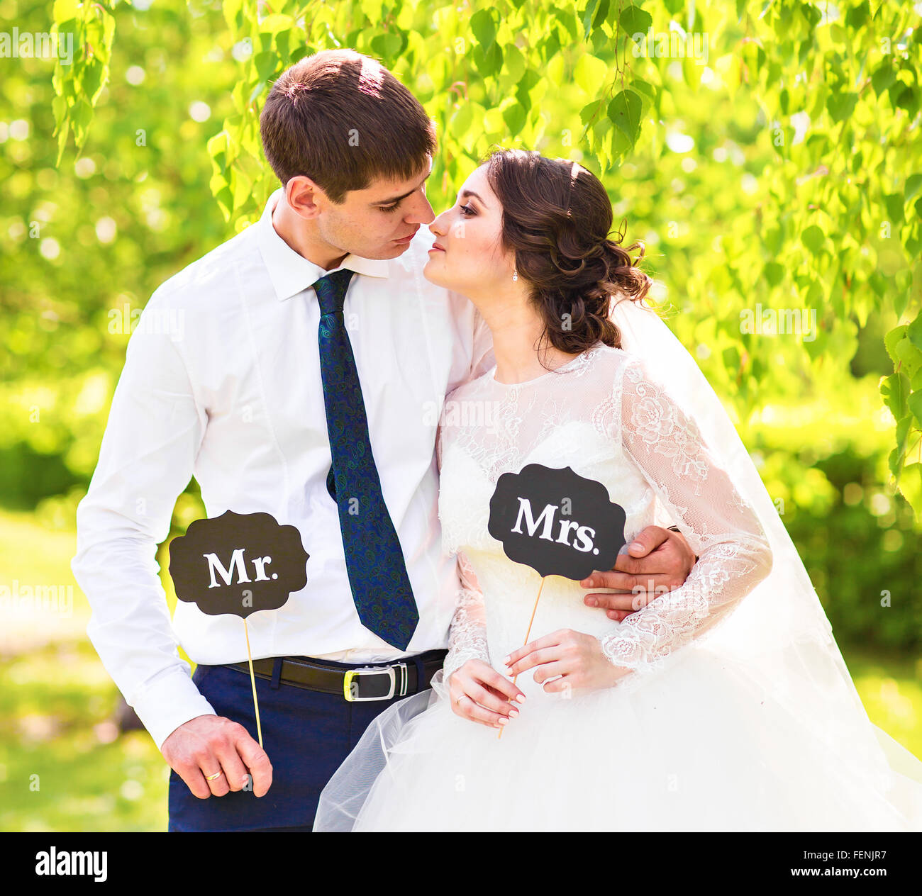 Funny bride and groom with Mr and Mrs signs. Happy wedding day Stock ...