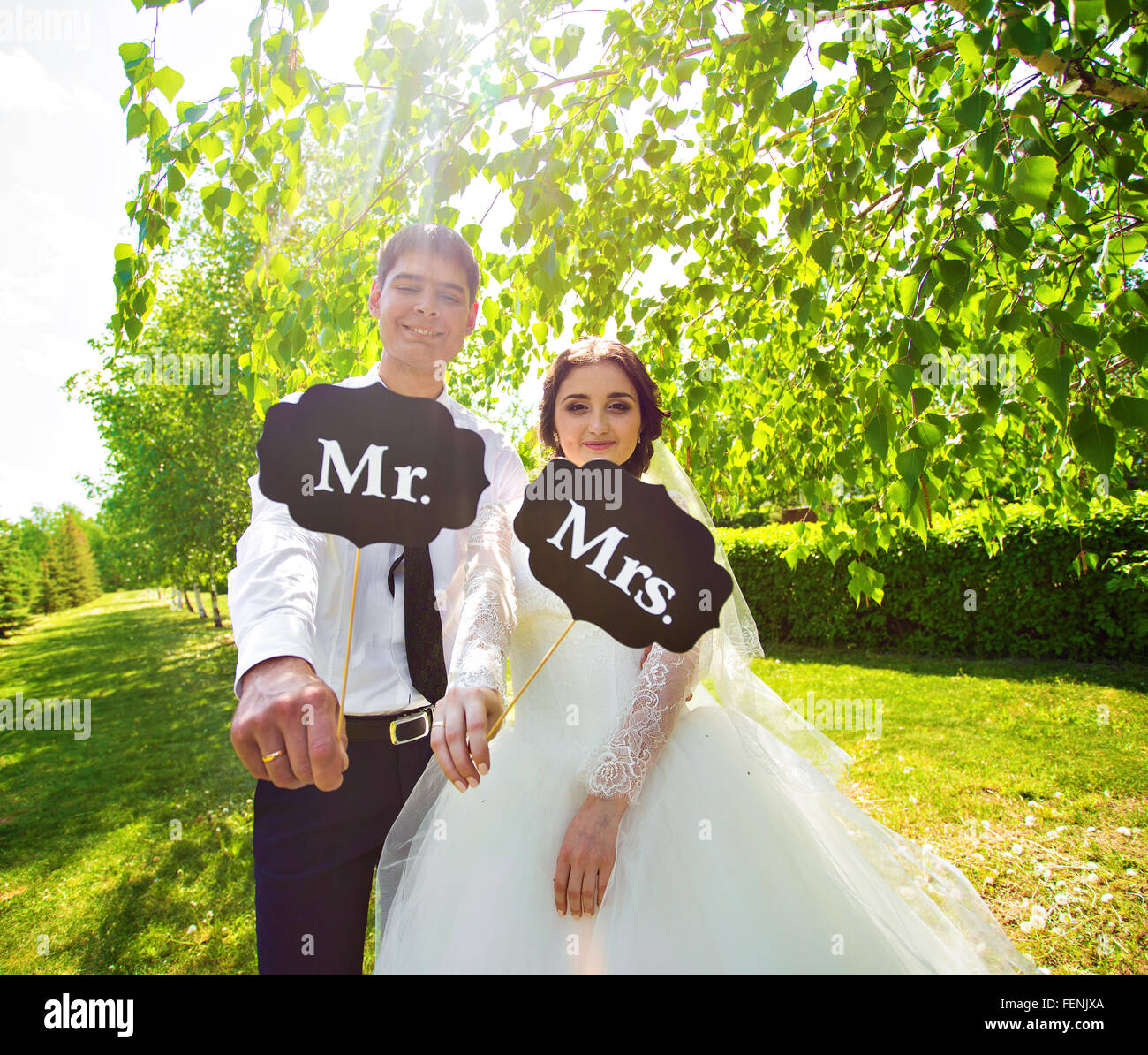 Funny bride and groom with Mr and Mrs signs. Happy wedding day Stock ...