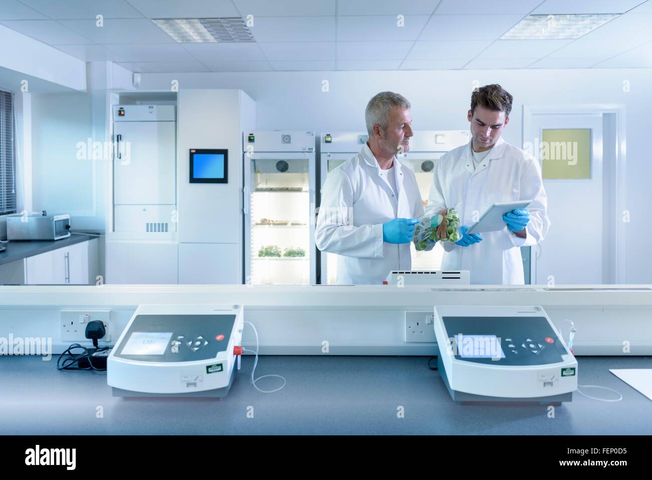 Team of scientists hi-res stock photography and images - Alamy