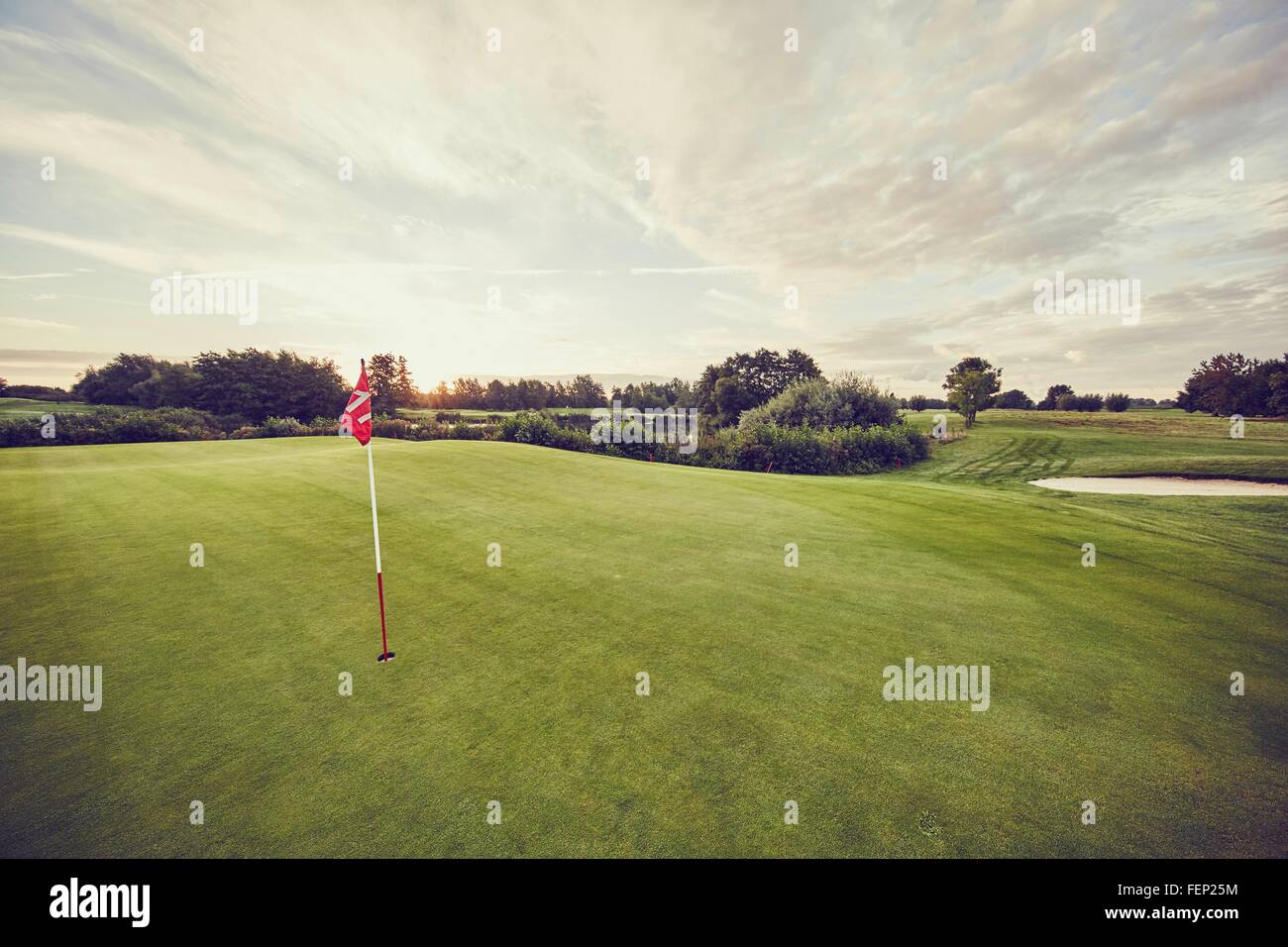 Golf hole flag hi-res stock photography and images - Alamy
