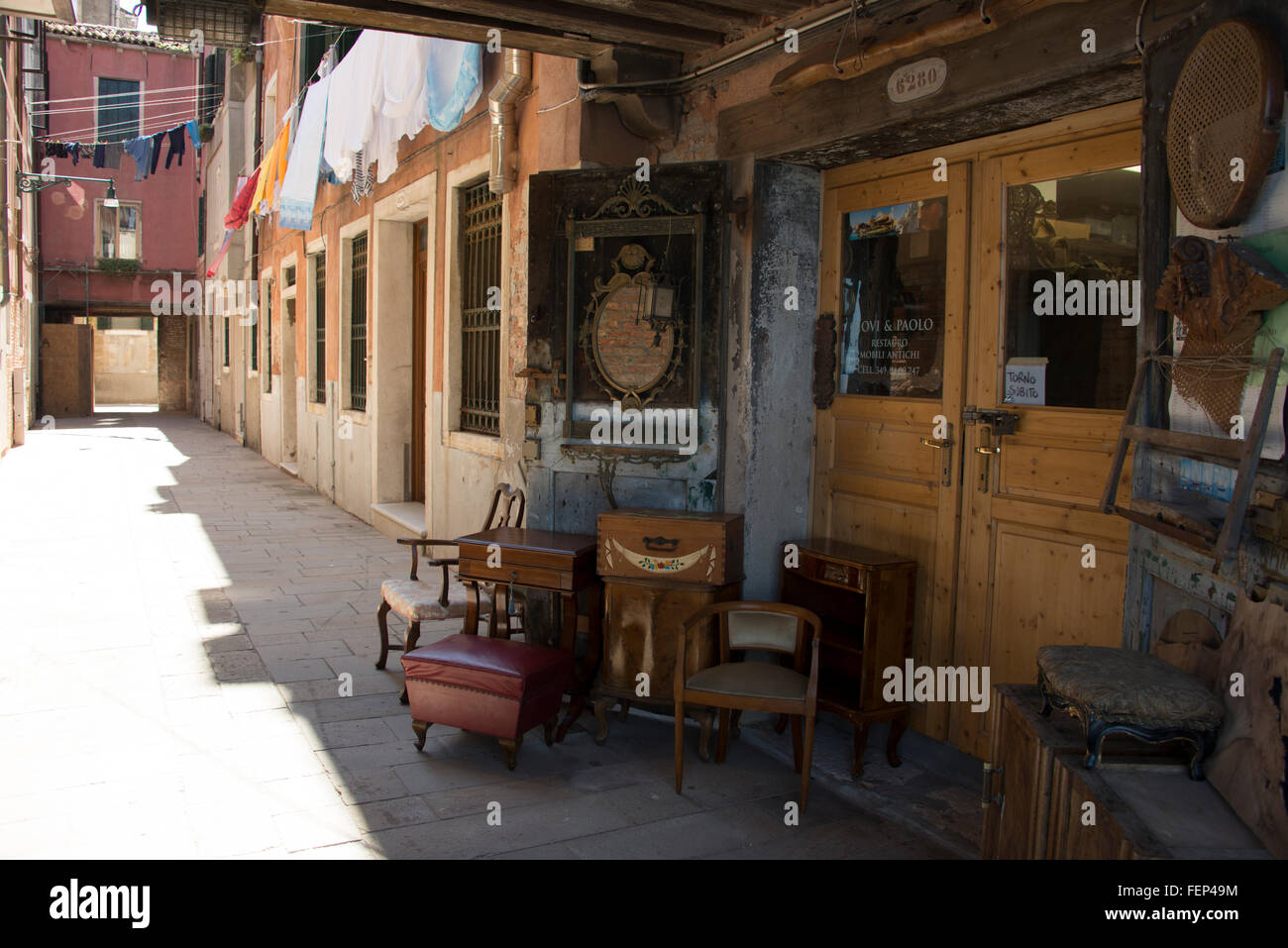 Antiques shop in venice italy hi-res stock photography and images - Alamy