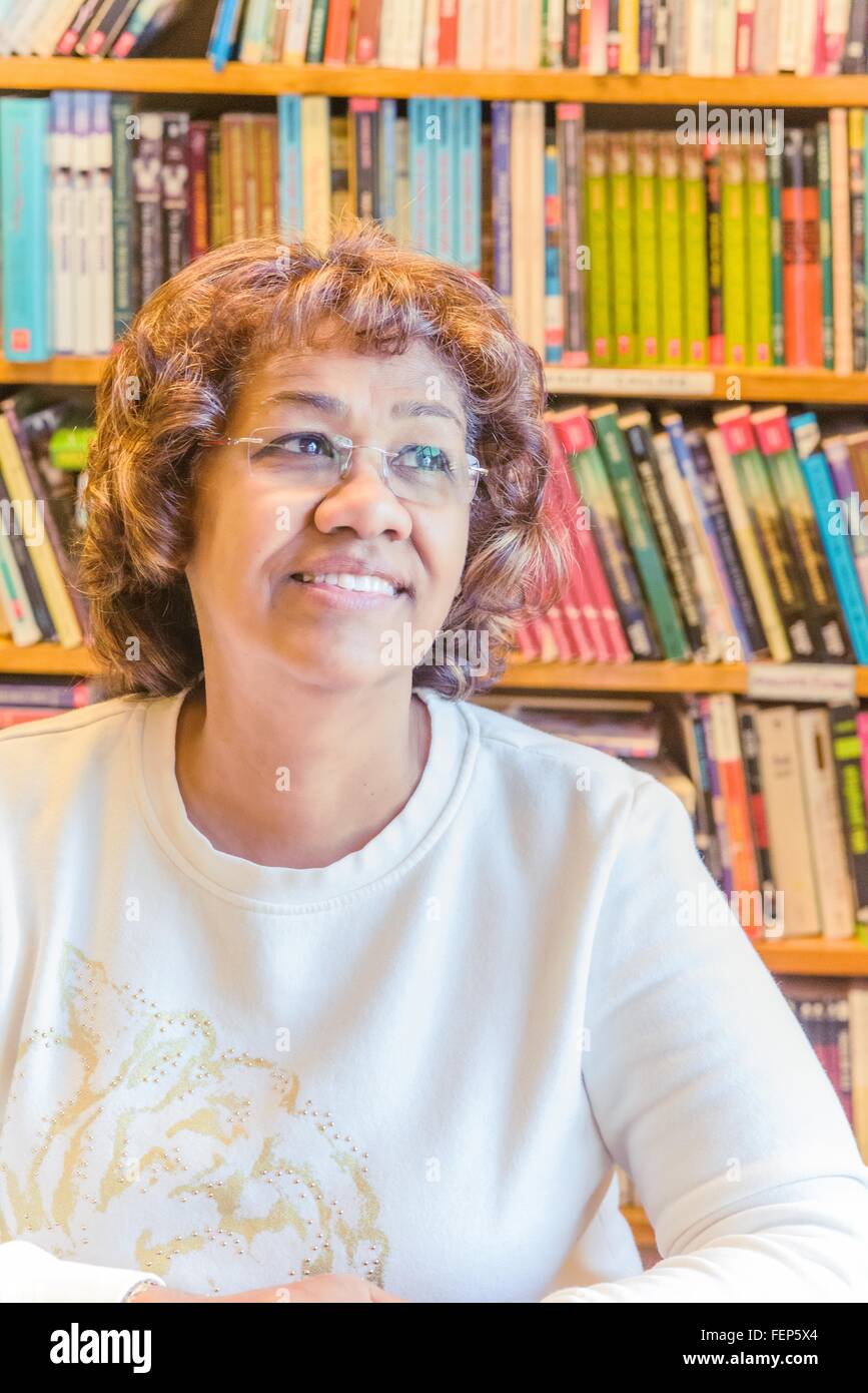 Senior student library hi-res stock photography and images - Alamy