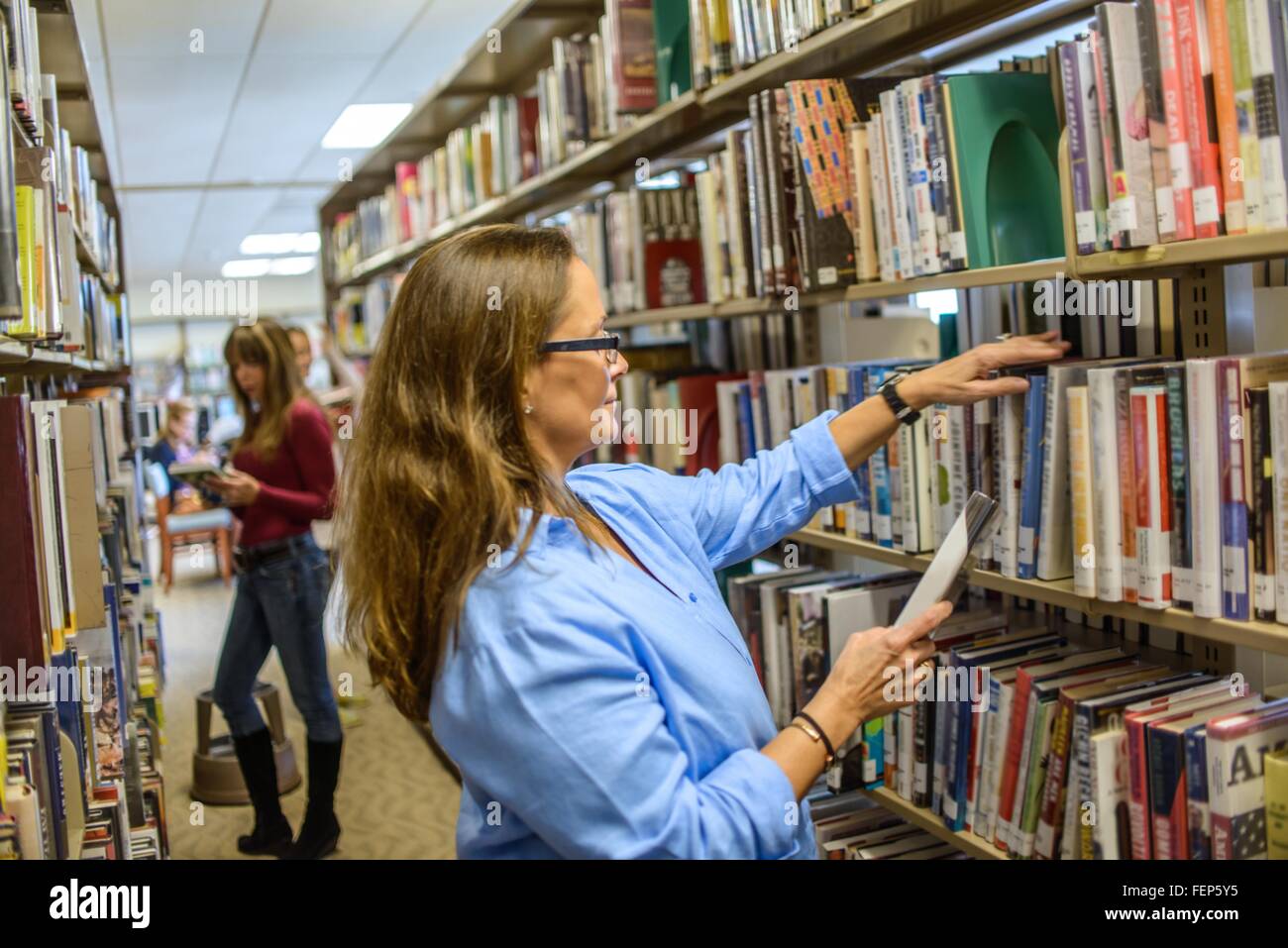 Mature woman library hi-res stock photography and images - Alamy
