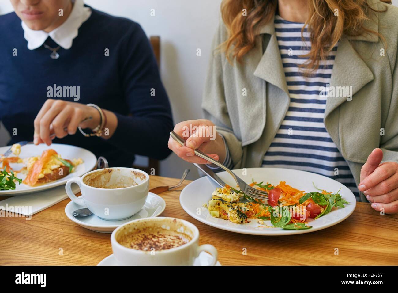 Mature women group lunch hi-res stock photography and images - Alamy