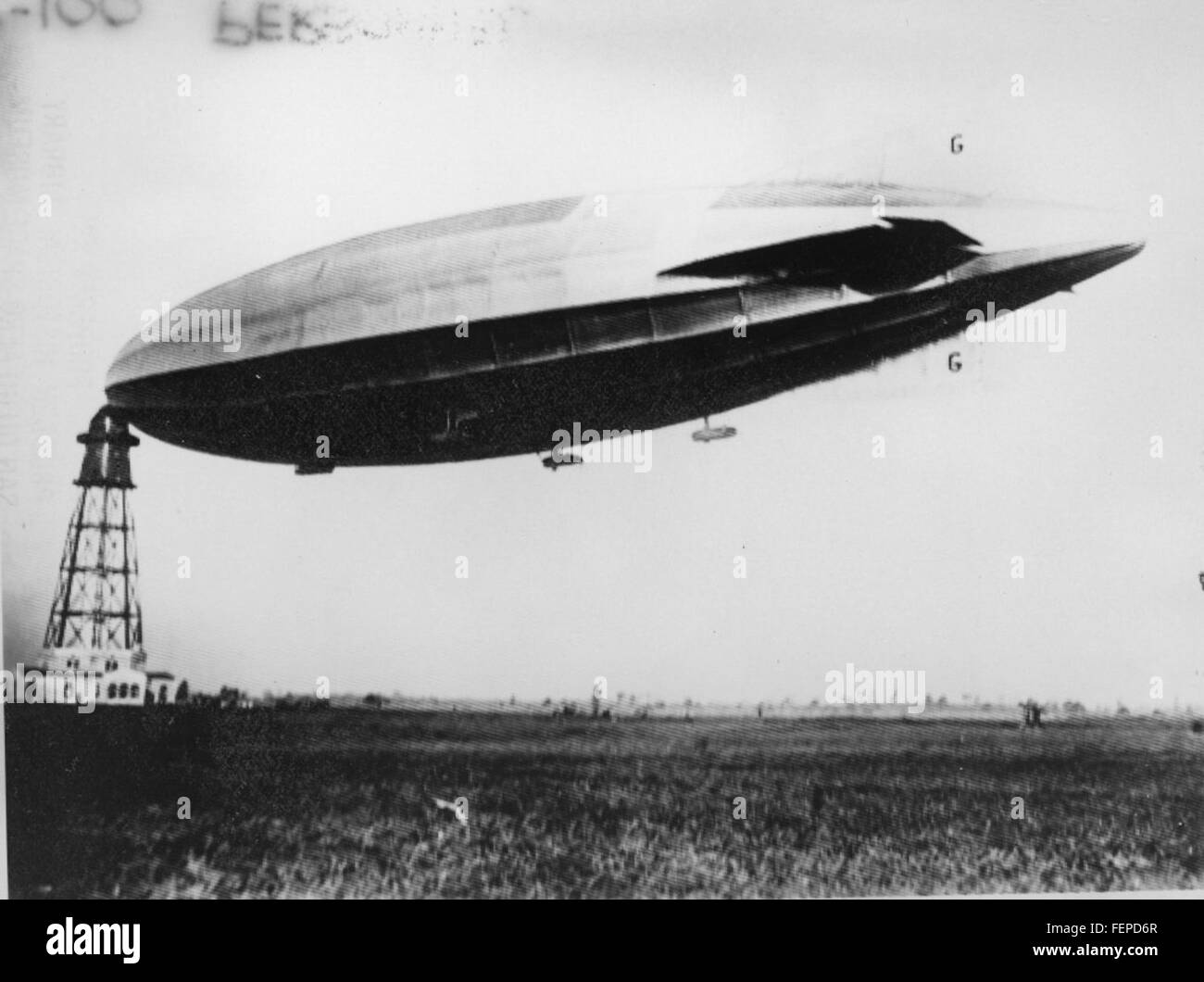 British rigid airships hi-res stock photography and images - Alamy