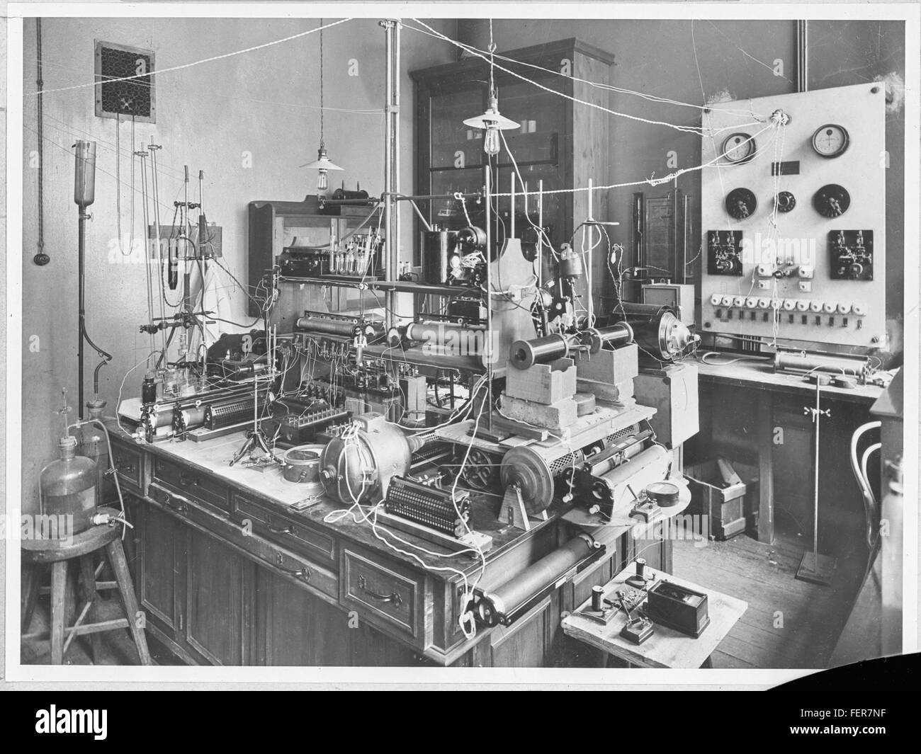 Engineering laboratory Black and White Stock Photos & Images - Alamy