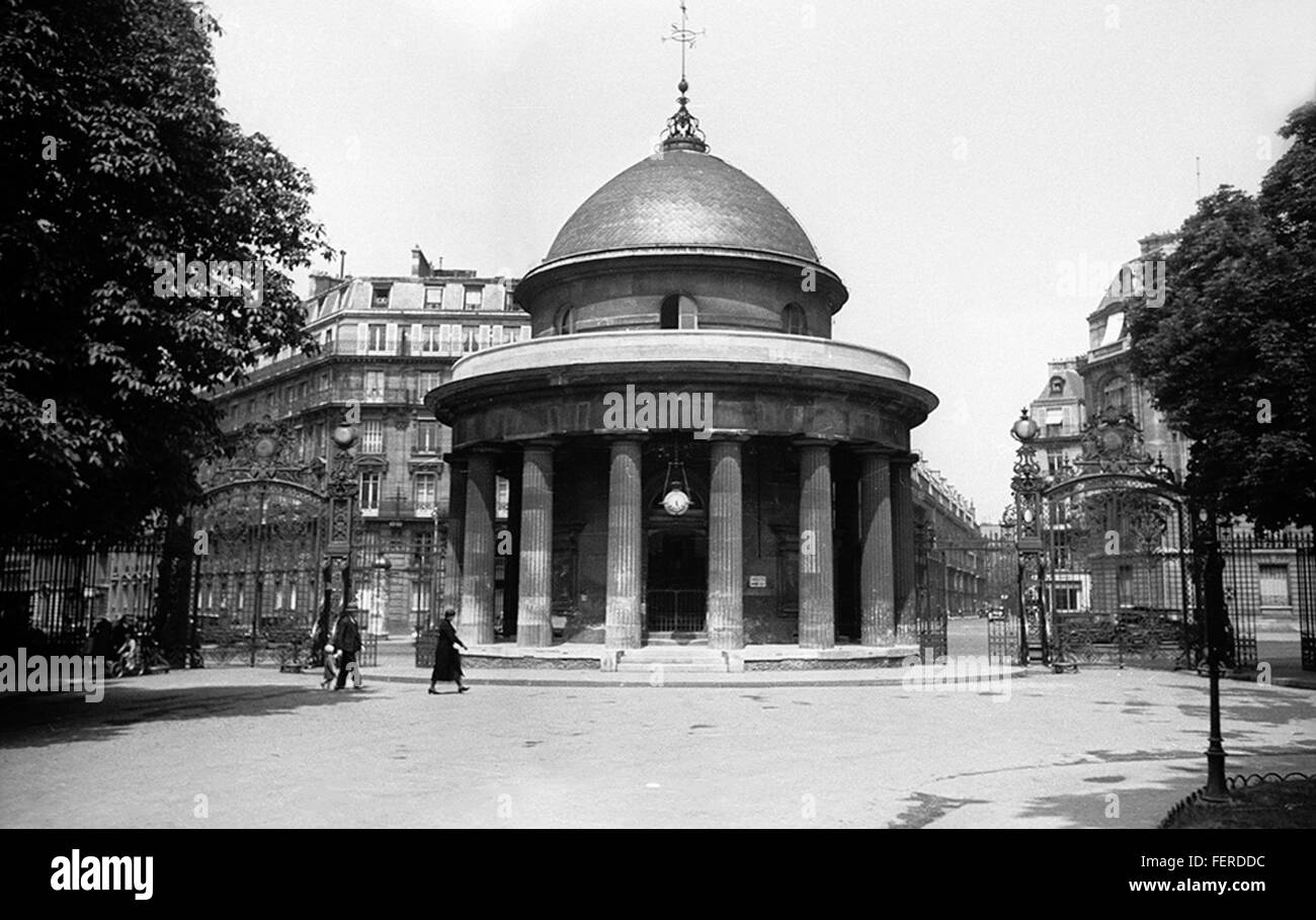 Parc monceau rotunda paris hi-res stock photography and images - Alamy