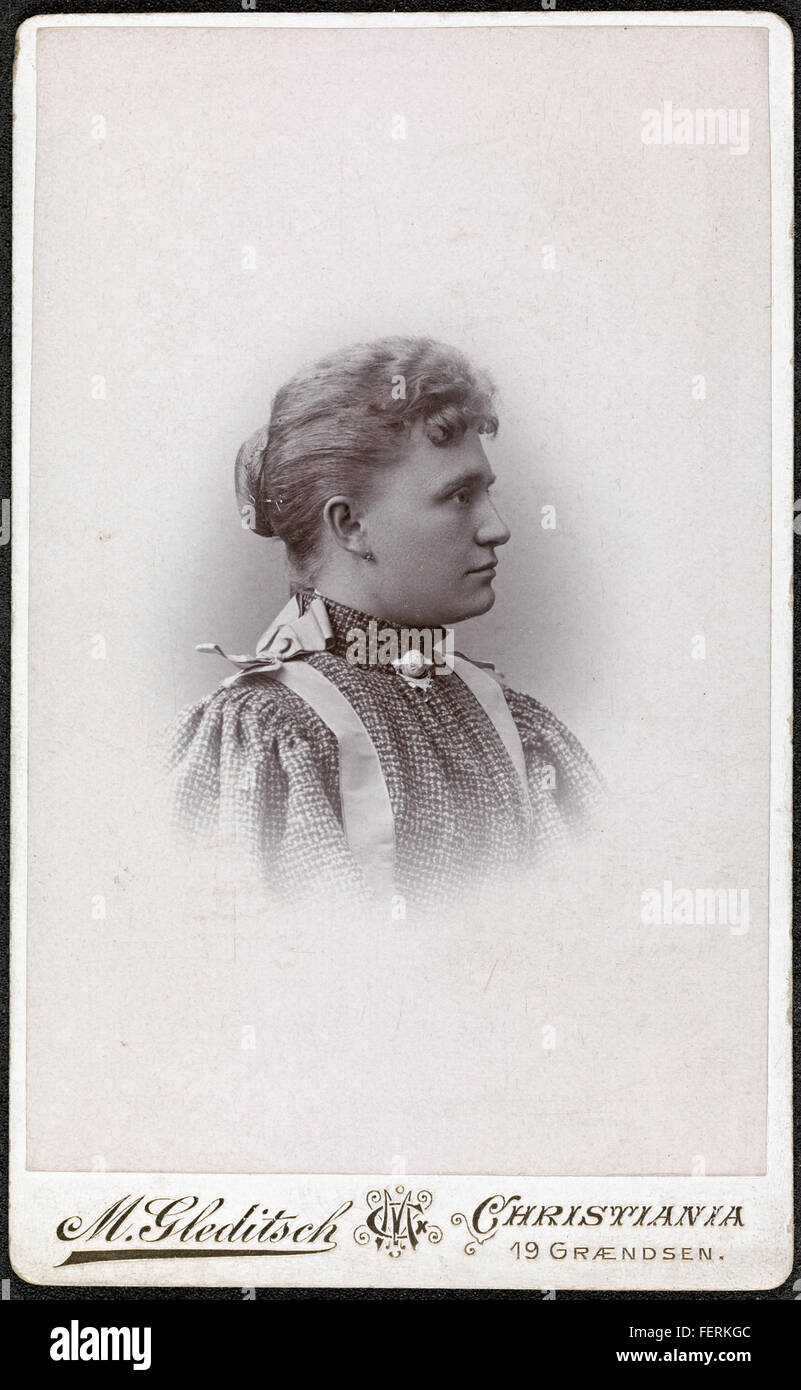 Upper class woman 1900s hi-res stock photography and images - Alamy