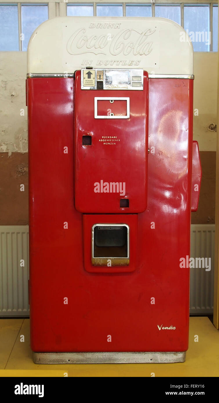 Coca cola soda vending machine hi-res stock photography and images - Alamy