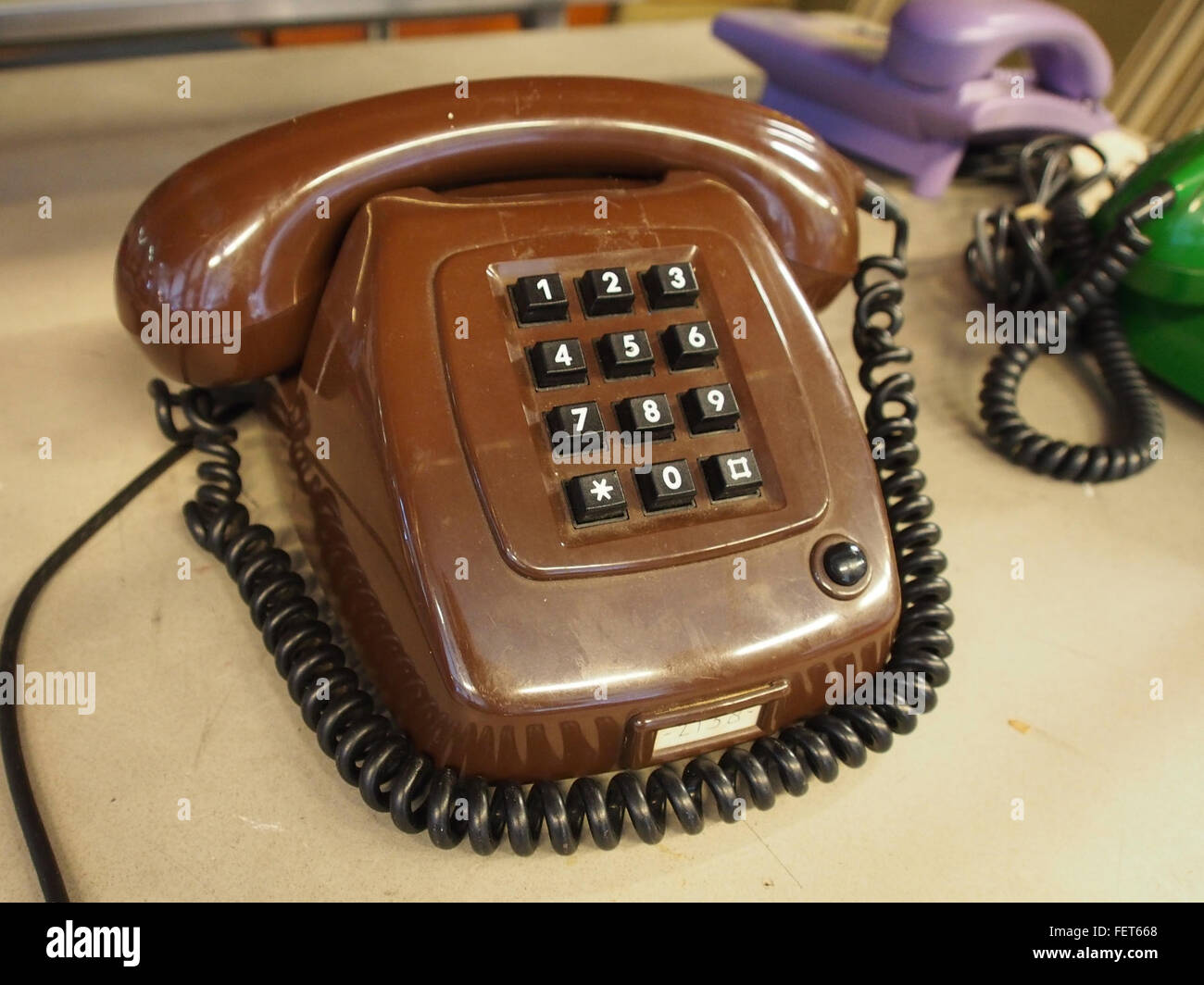 The Oude bruine drukknop telefoon, an antique brown push-button ...