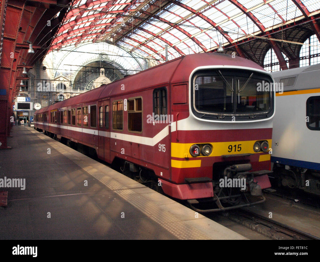 Am86 Train 915 at Antwerp station Stock Photo - Alamy