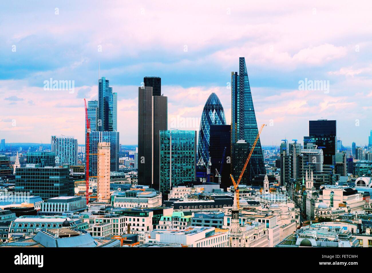 Modern skyline hi-res stock photography and images - Alamy