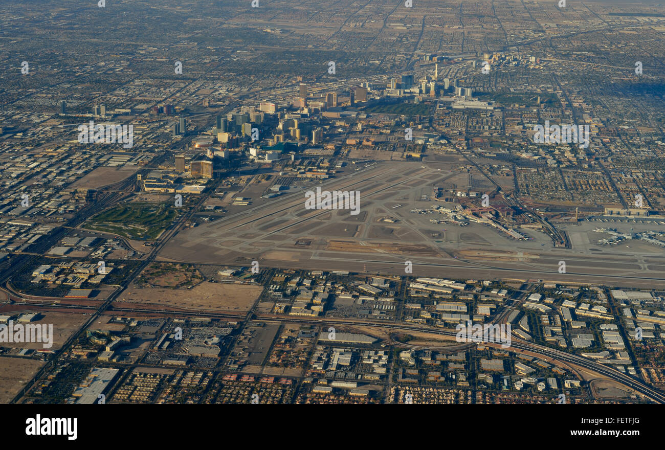 Airport runways hi-res stock photography and images - Alamy