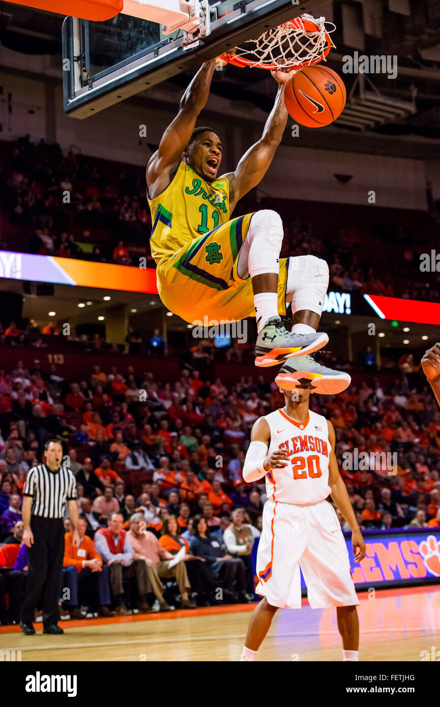 Two handed dunk hi-res stock photography and images - Alamy