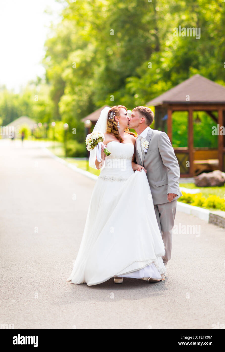 Wedding, Beautiful Romantic Bride and Groom Kissing and Embracing Stock ...