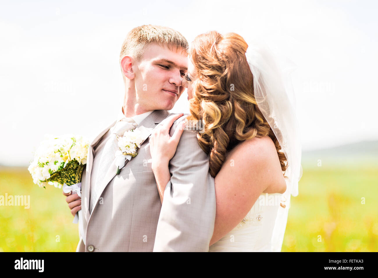 Wedding, Beautiful Romantic Bride and Groom Kissing and Embracing Stock ...