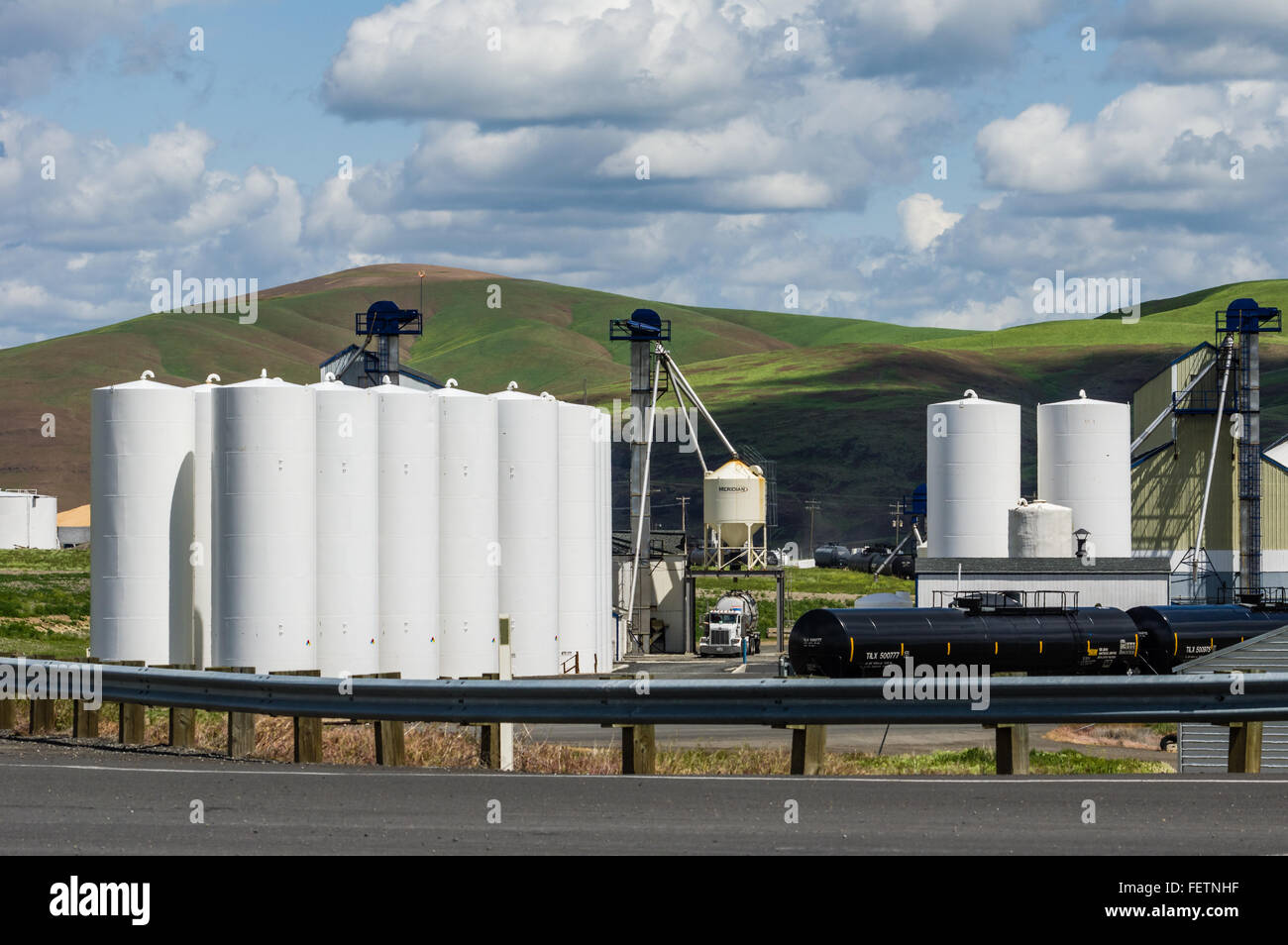 Grain storage and loading facility on the Snake River. Pomeroy ...