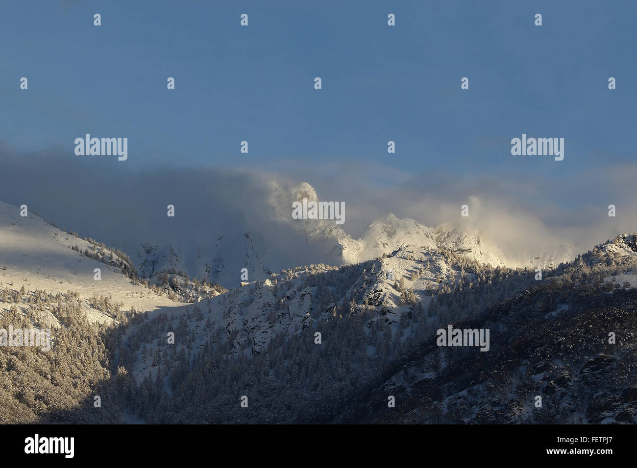 Valley covered in snow hi-res stock photography and images - Alamy