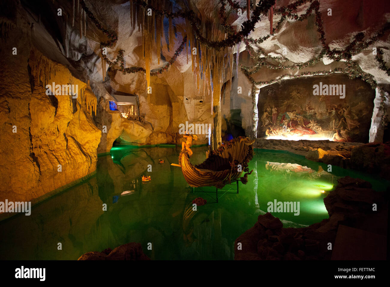 Italian garden grotto hi-res stock photography and images - Alamy
