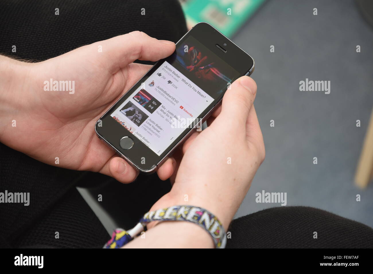 Teenage Boy using an Apple 5S iPhone Stock Photo - Alamy