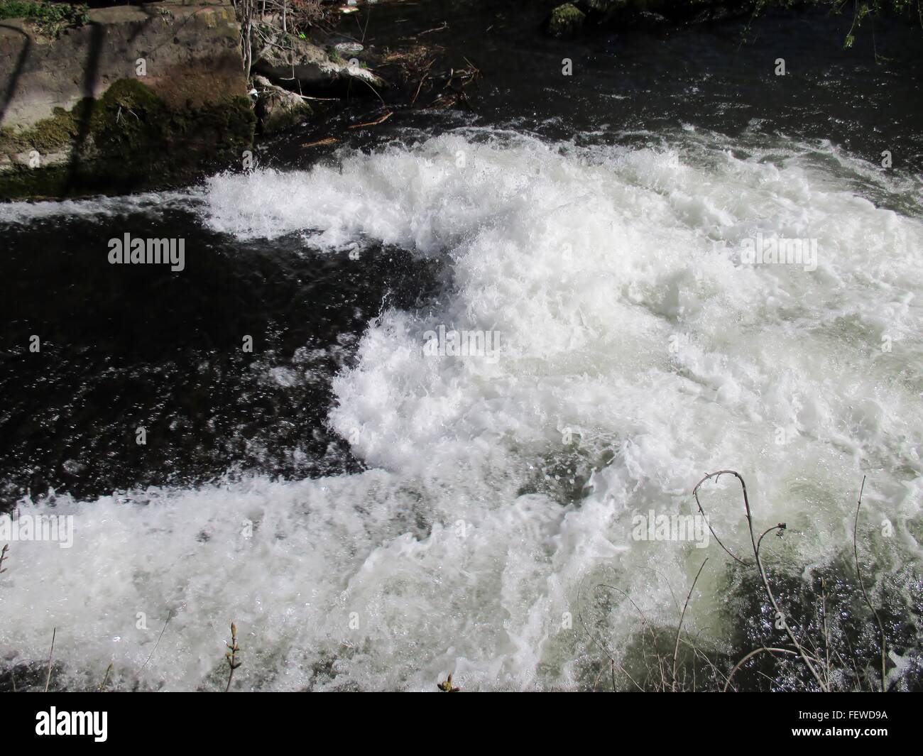 Splashing in river hi-res stock photography and images - Alamy