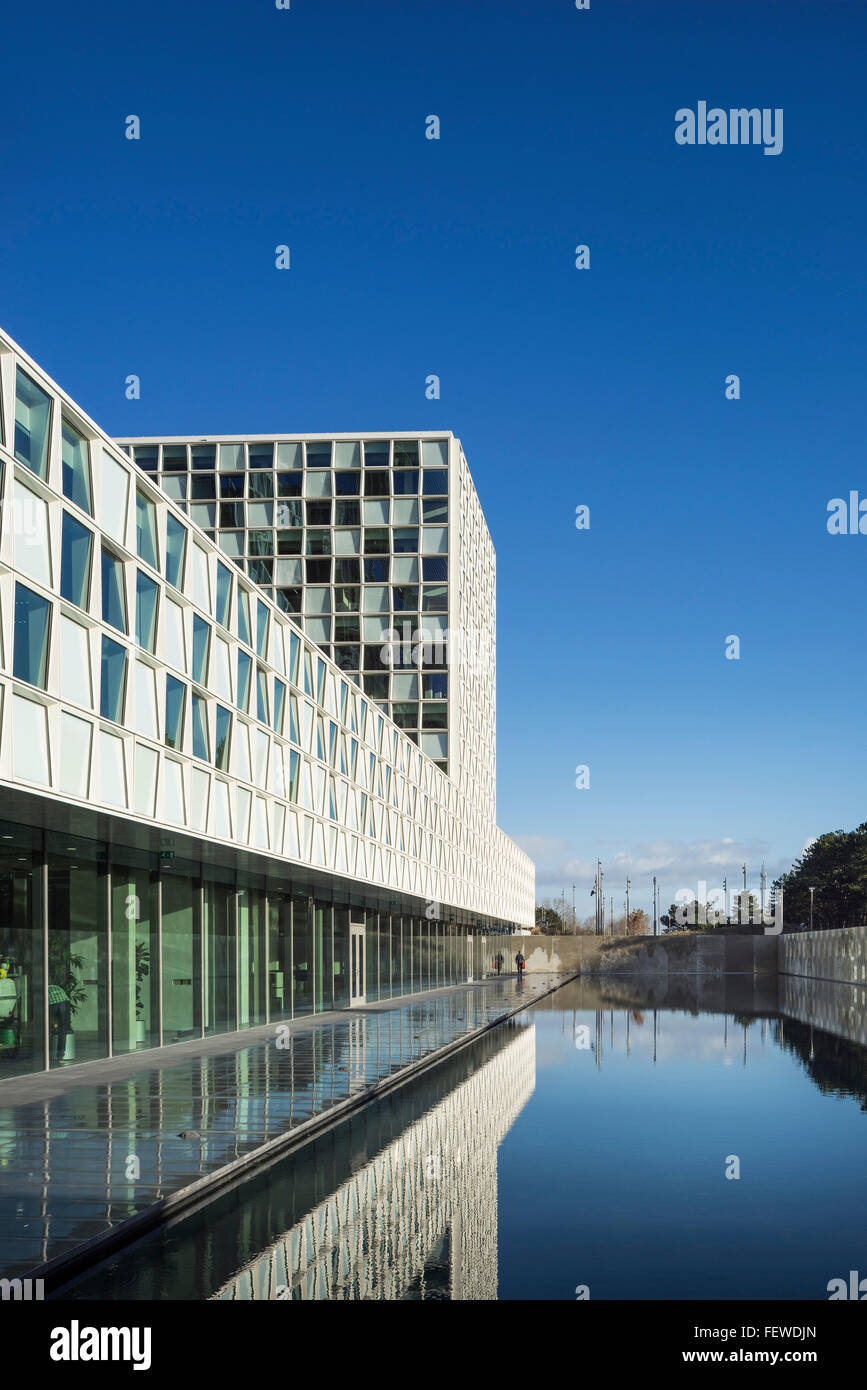 Moat and perimeter wall. International Criminal Court (ICC) Den Haag ...