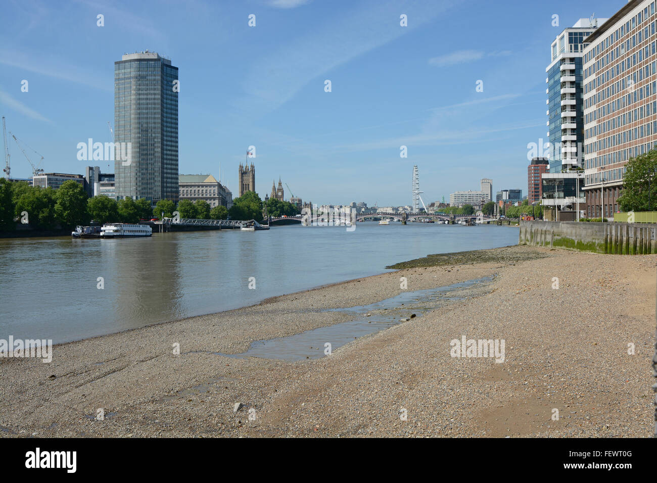 River thames beach hi-res stock photography and images - Alamy