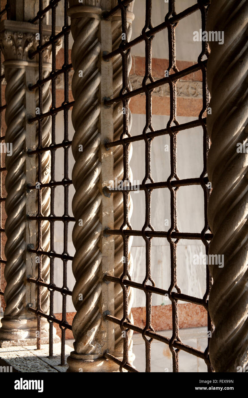 Solomonic columns hi-res stock photography and images - Alamy