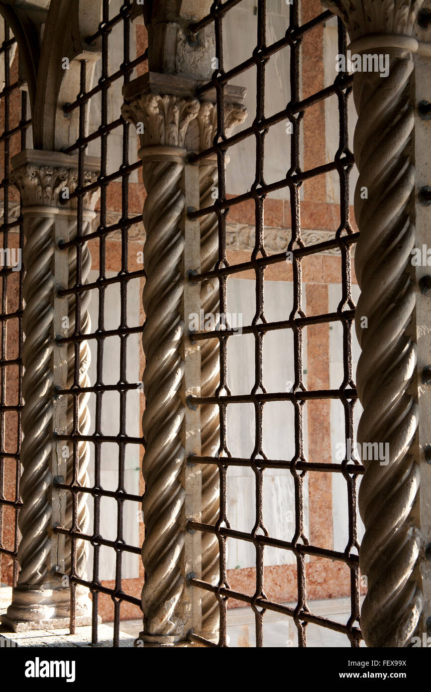 Solomonic columns hi-res stock photography and images - Alamy