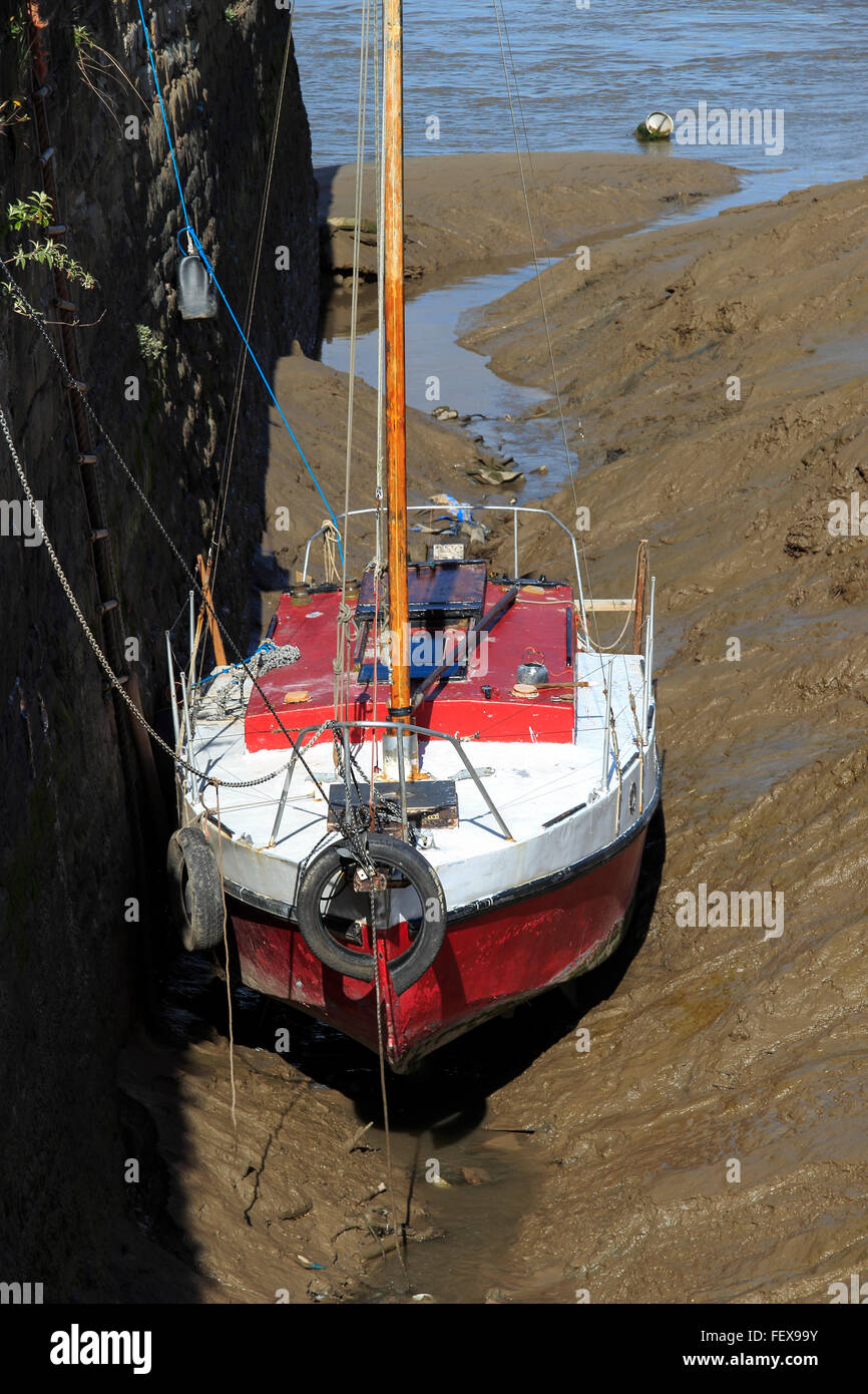 Boat on the muddy bank River Dee Estuary at Connah’s Quay, Flintshire ...