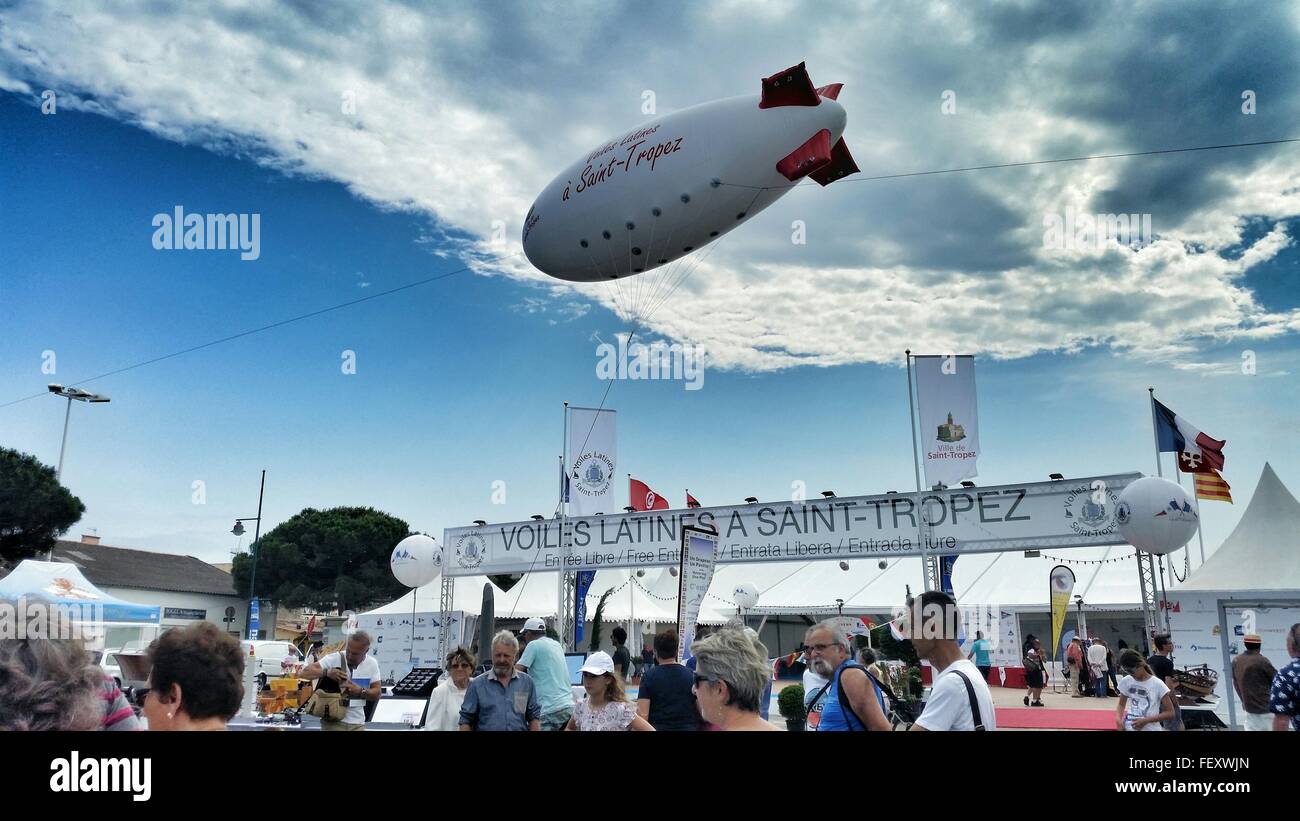 Blimp flying hi-res stock photography and images - Alamy