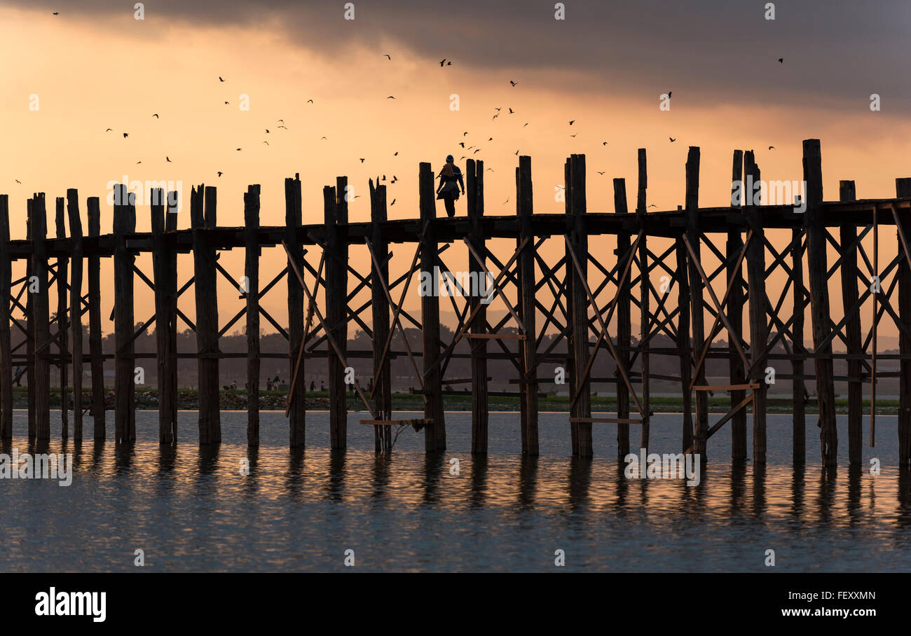 Crowd crossing bridge hi-res stock photography and images - Alamy