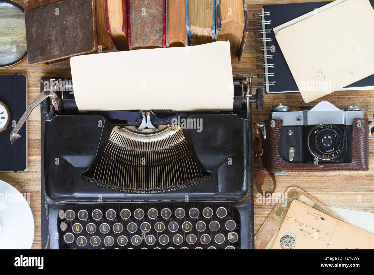 typewriter on table Stock Photo - Alamy
