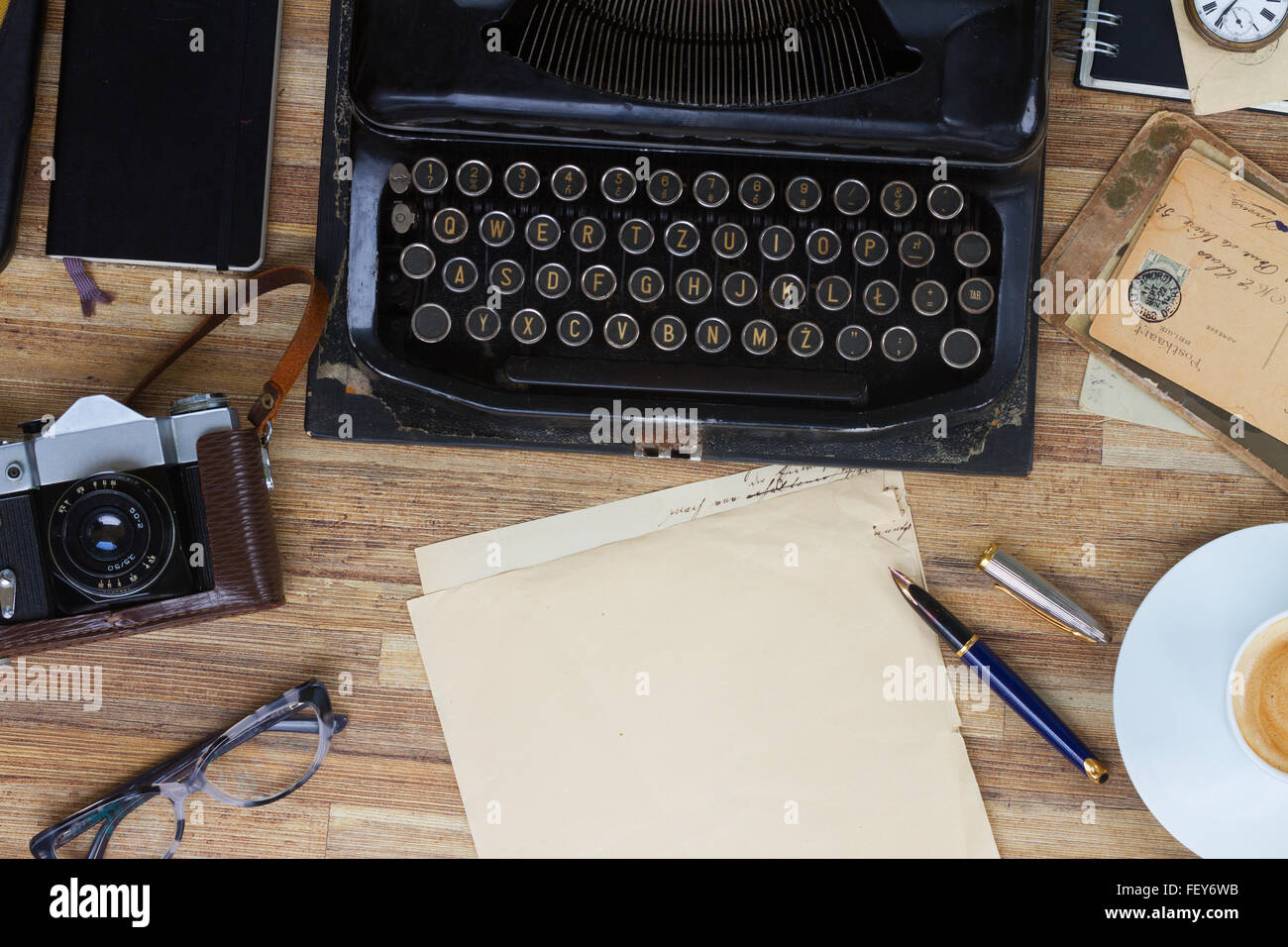 typewriter on table Stock Photo - Alamy