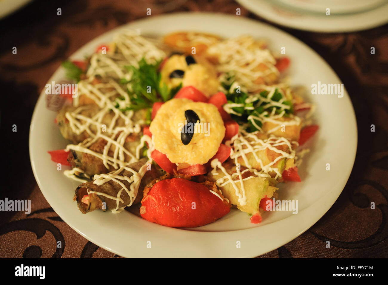 Full restaurant table hi-res stock photography and images - Alamy