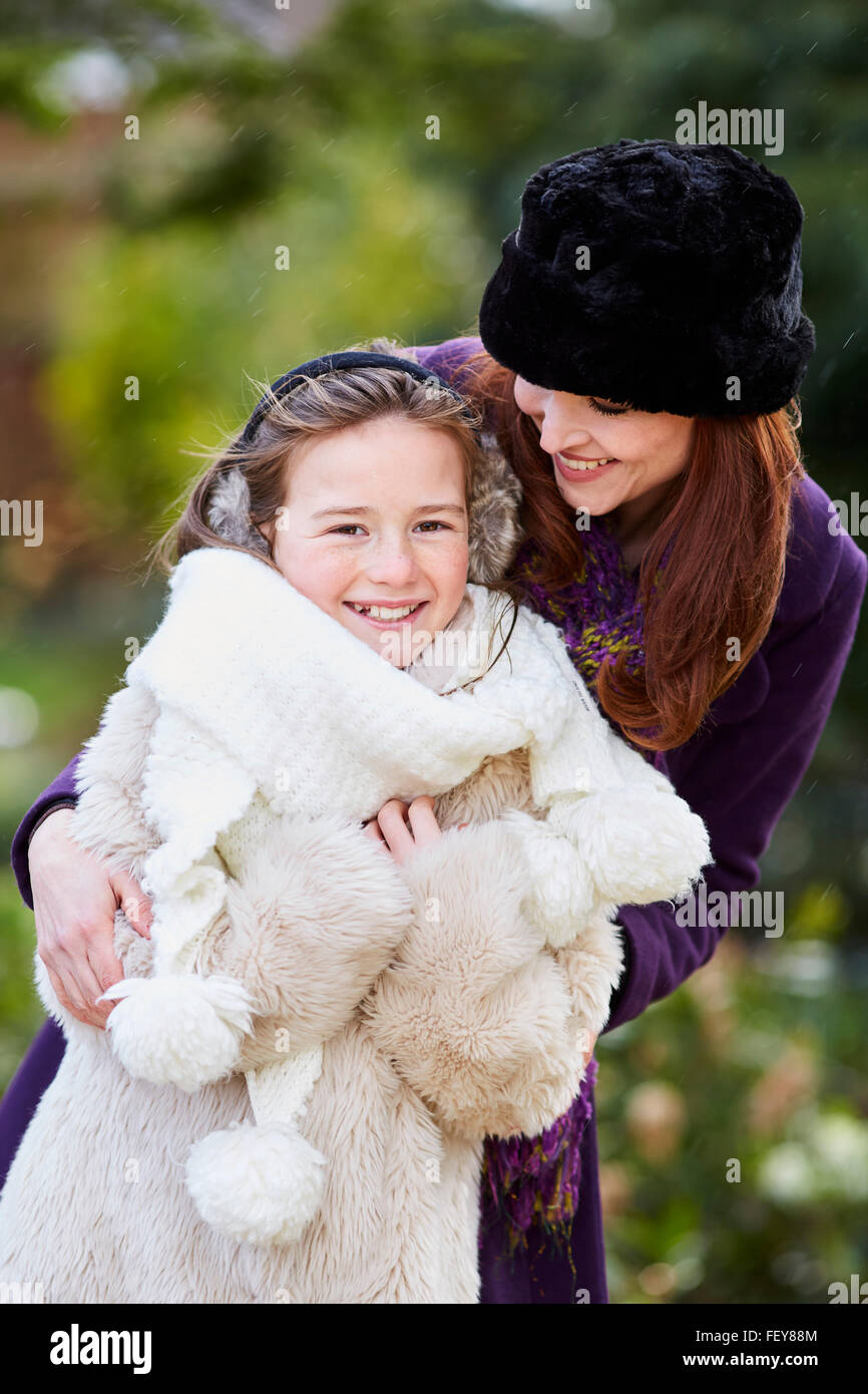 Mother daughter hugging outside hi-res stock photography and images - Alamy