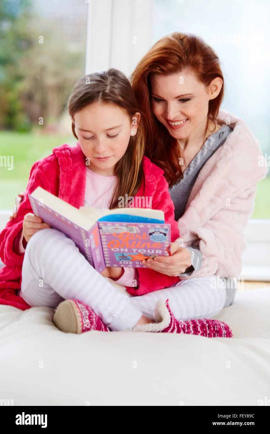 mother and daughter reading together Stock Photo - Alamy