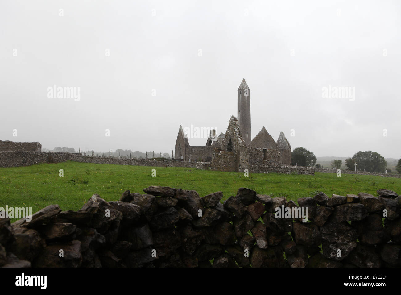 Monastery kilmacduagh hi-res stock photography and images - Alamy
