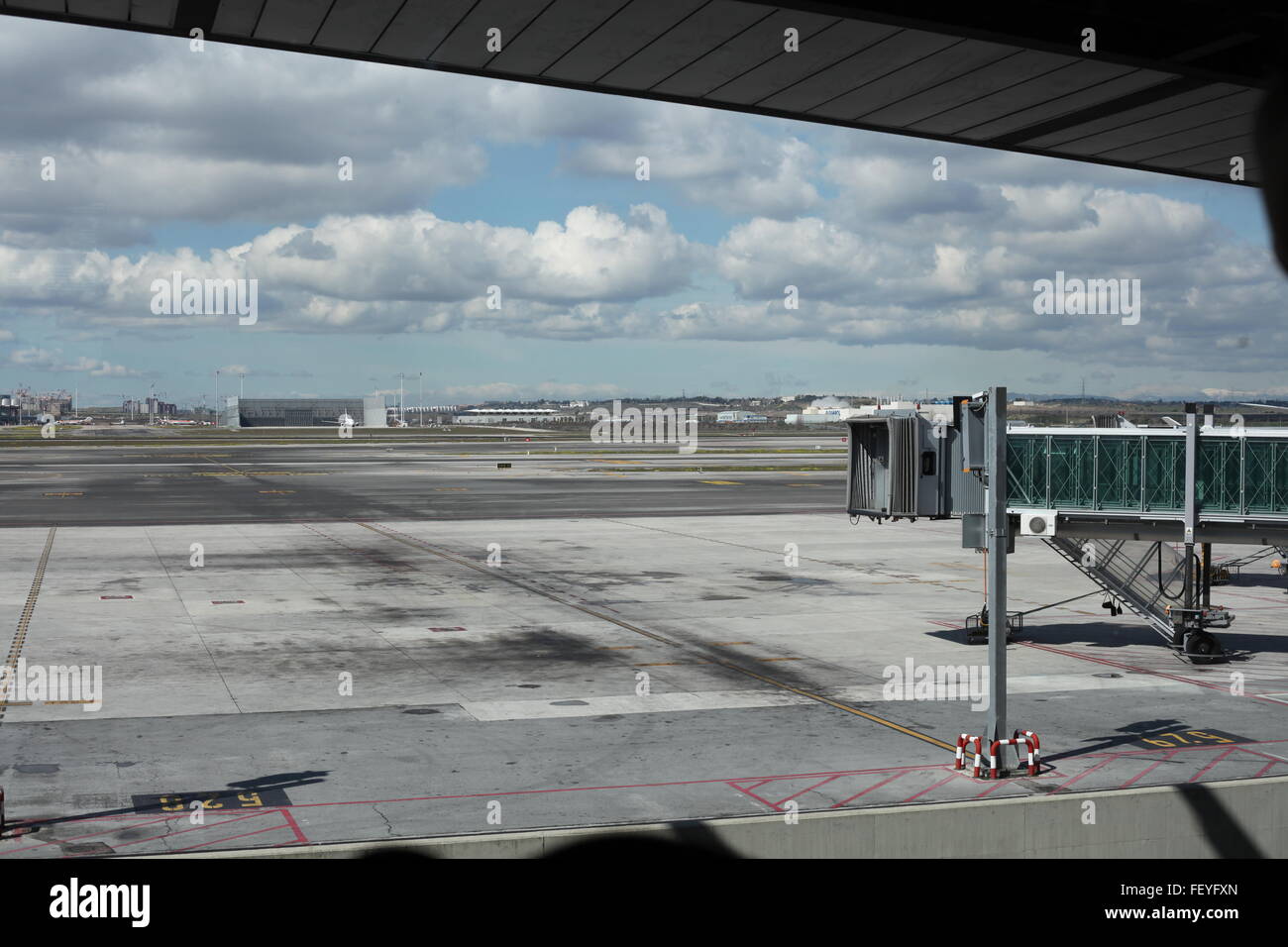 Sky airport hi-res stock photography and images - Alamy