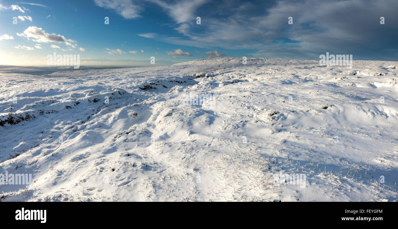 Snow expanse moorland on bleaklow hi-res stock photography and images ...