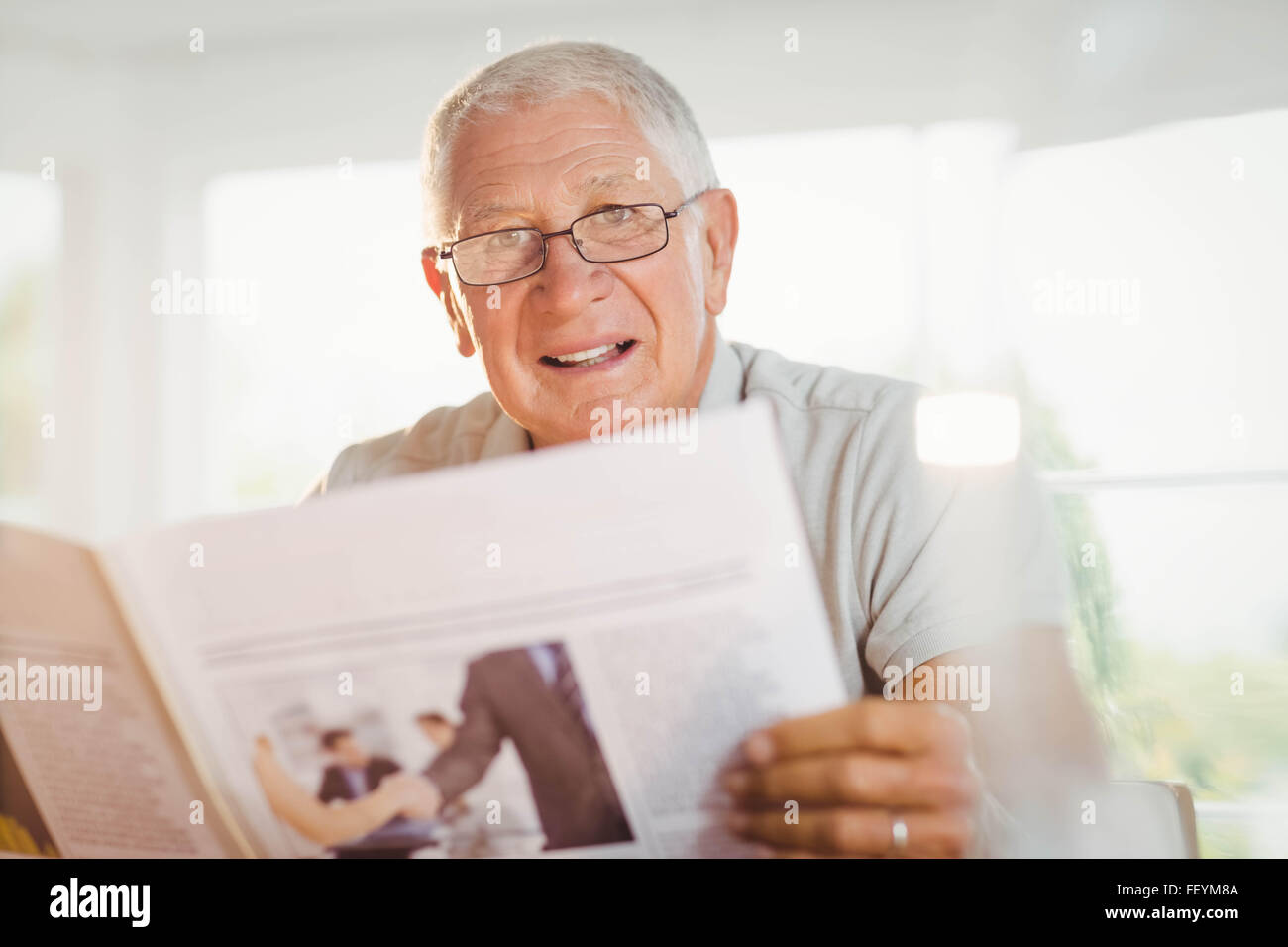 Senior elderly man reading hi-res stock photography and images - Alamy